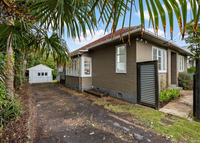 Free property data for 49 Aroha Avenue, Sandringham, Auckland - homes.co.nz