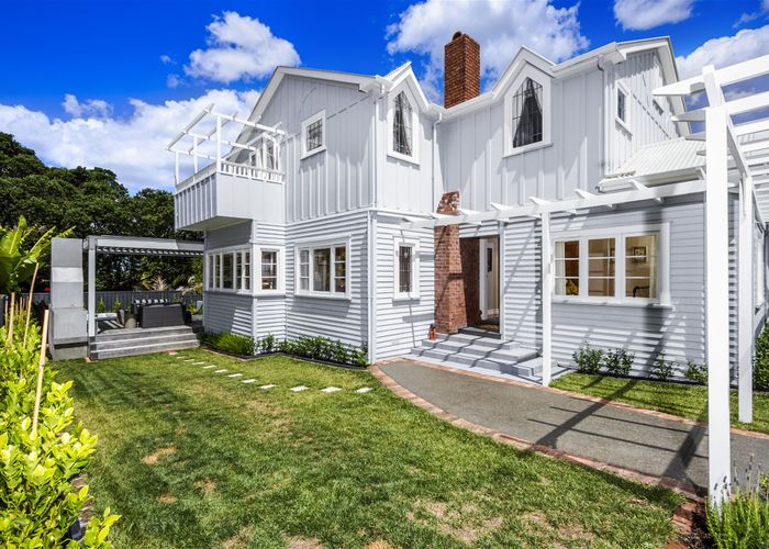 Free property data for 209 Hurstmere Road, Takapuna, Auckland - homes.co.nz