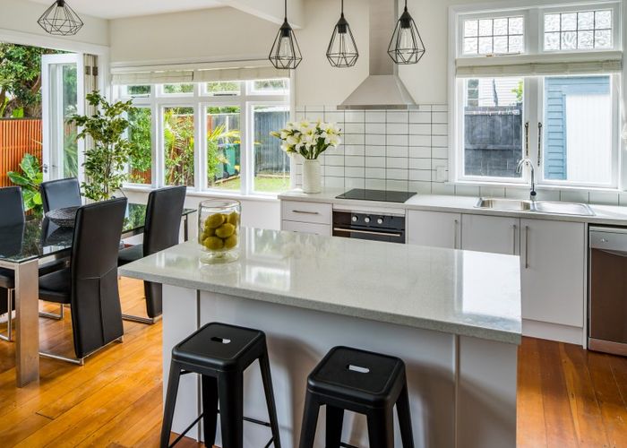 Free property data for 27 Main Road, Titahi Bay, Porirua - homes.co.nz