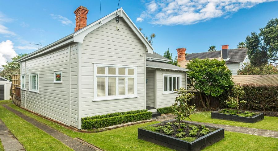 Free property data for 79 Vauxhall Road, Devonport, Auckland - homes.co.nz