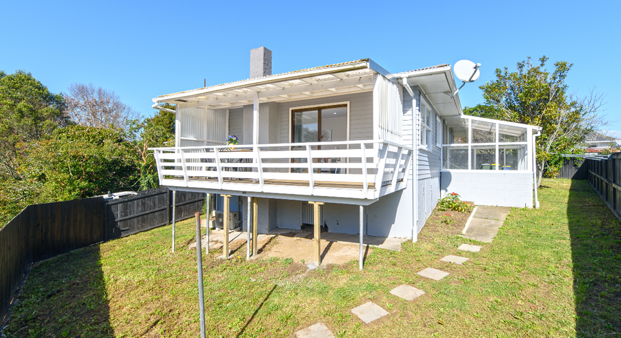 Free property data for 16 La Rosa Street, Green Bay, Auckland - homes.co.nz