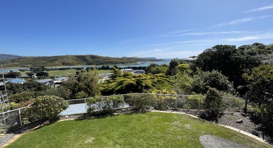 Free property data for 27 Mana View Road, Paremata, Porirua - homes.co.nz