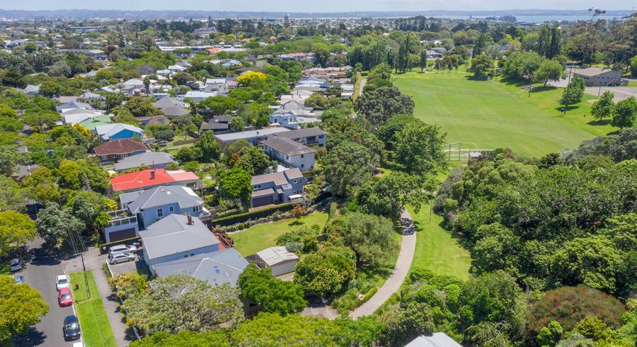 Free property data for 13 Malvern Road, Morningside, Auckland - homes.co.nz