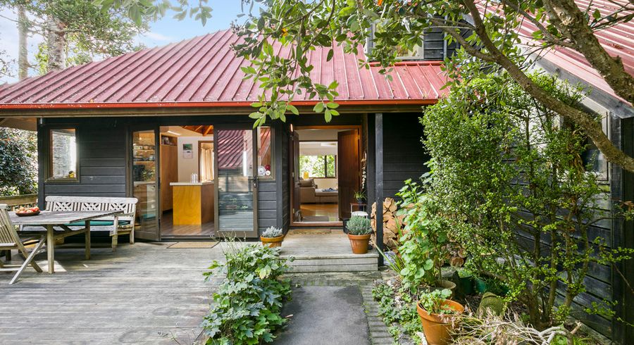 Free property data for 246 Konini Road, Titirangi, Auckland - homes.co.nz