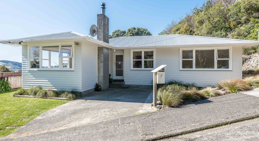 Free property data for 7 Leona Way, Paparangi, Wellington - homes.co.nz